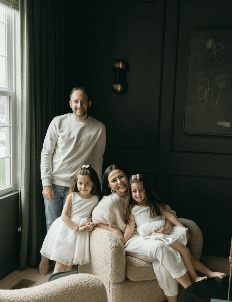 15 Effortlessly Stylish Neutral Family Photo Outfits That Always Look ...
