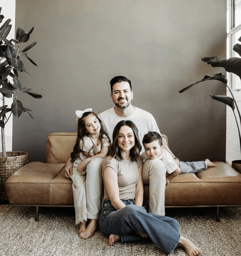 15 Effortlessly Stylish Neutral Family Photo Outfits That Always Look ...