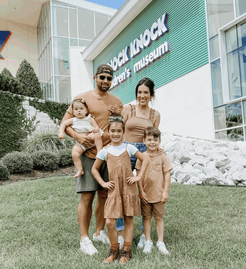 15 Effortlessly Stylish Neutral Family Photo Outfits That Always Look ...